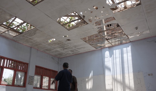 Atap SDN Mlaras Jombang Ambrol, Siswa Belajar di Lahan Parkir ...